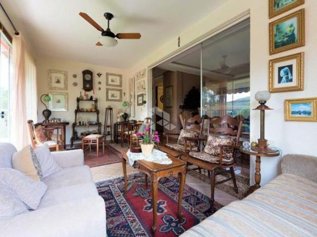 Linda casa com 4 dormitórios na Hípica