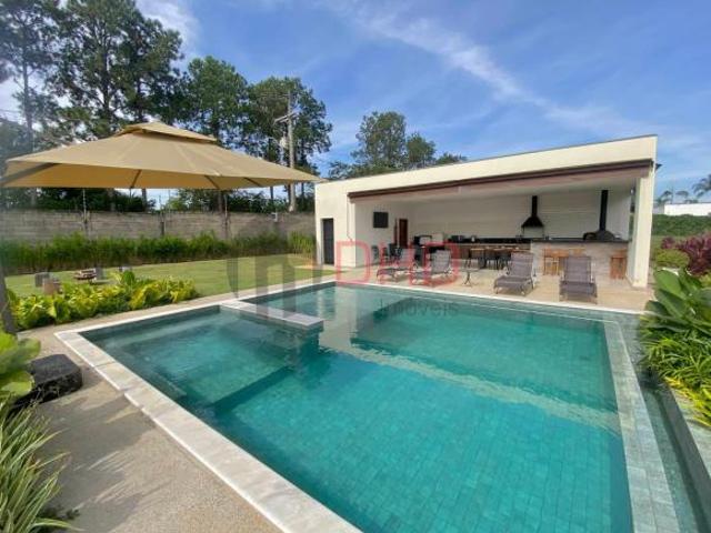 Linda Casa com 4 dormitórios ampla piscina e gourmet