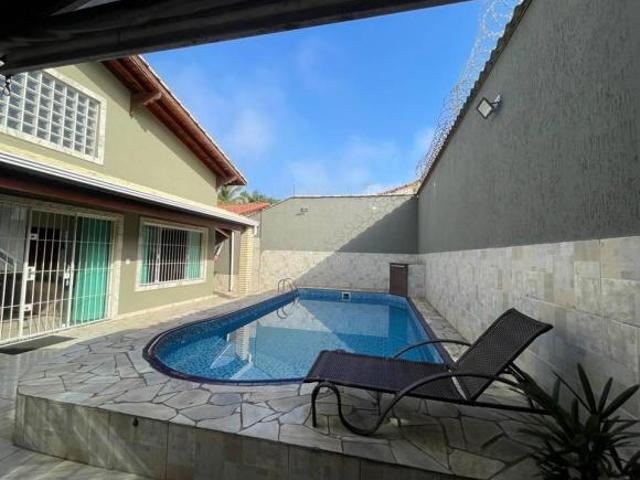 LINDA CASA COM 4 DORMITÓRIOS COM PISCINA NO FLORIDA