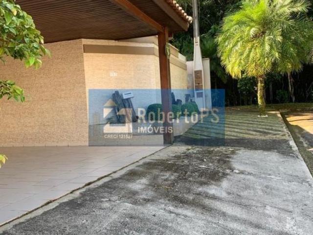 Linda casa com 4 dormitórios, 3 suítes e piscina no Urbanova