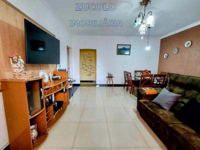 Linda casa, com 4 quartos, 4 suítes, 2 vagas de garagem e muito bem localizada em São Caetano do Sul
