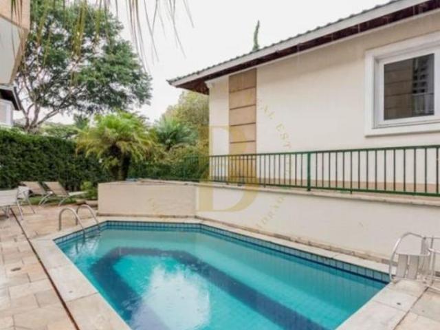 Linda casa com 4 suítes e piscina privativa, em condomínio fechado, localizada no Cidade Jardim