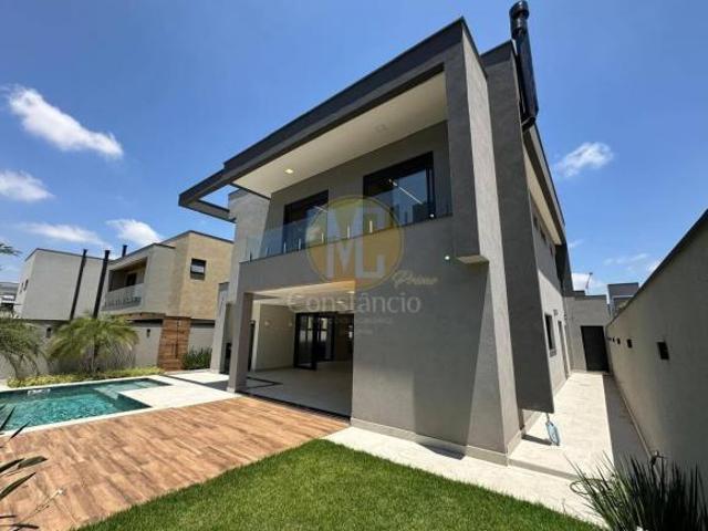 LINDA CASA COM 4 SUITES E 4 VAGAS DE GARAGEM, COM PISCINA NO JARDIM DO GOLF