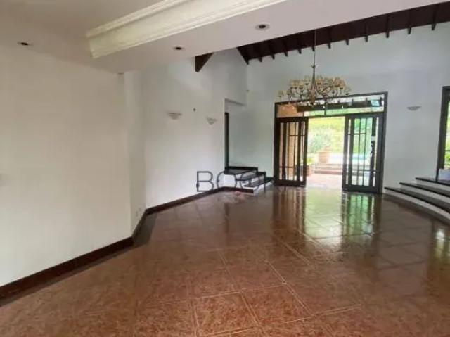 Linda casa com 4 suites em Alphaville disponível para locação