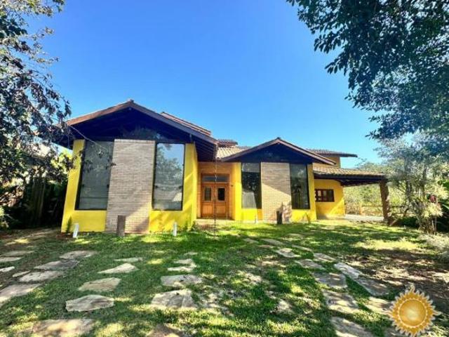 Linda casa com 4 suítes, terreno de 1.025 m² muito próximo da praia !