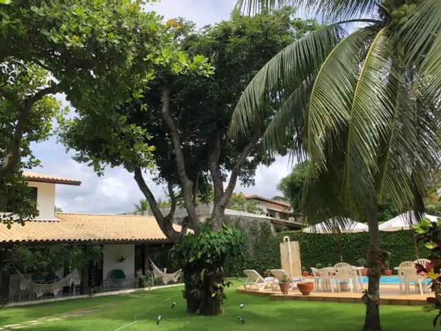 Linda casa com 5 quartos, piscina a 250m da praia em Guarajuba