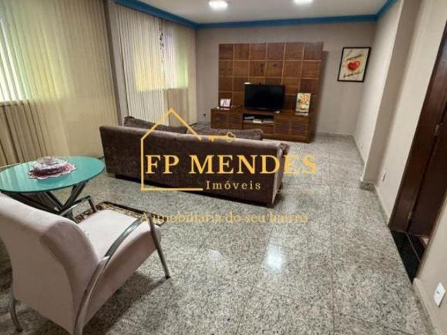 Linda casa com 5 quartos, piscina e quadra