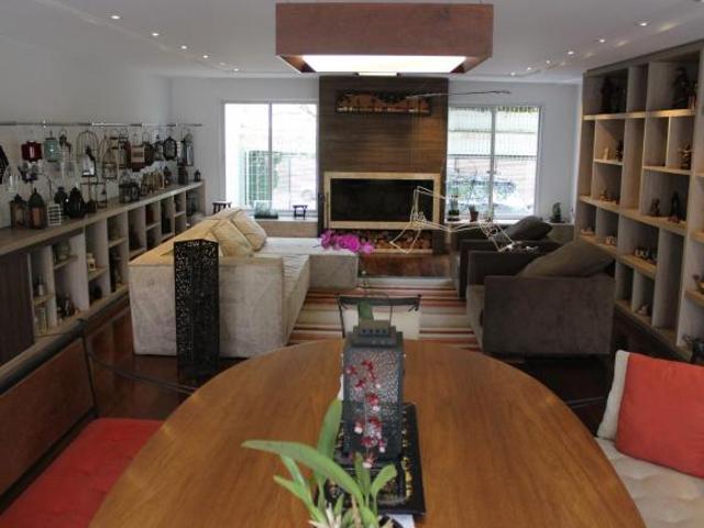 Linda Casa com 5 suítes e alto padrão a 800mtrs do metrô Praça da Árvore Acei.
