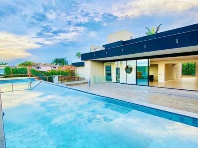 Linda casa com 5 suítes e 900m² na rua 12 em Vicente Pires