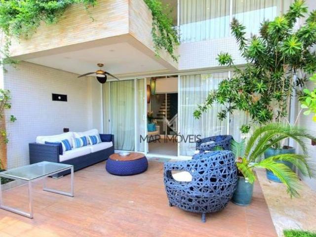 Linda casa com 5 suítes em condomínio de alto padrão em frente a praia de Pernambuco no Guarujá!