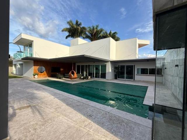 Linda casa com 650m² e 3 suítes no Park Way