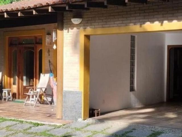 LINDA CASA COM 02 DOMITÓRIOS + 03 CHALÉS COMPLETOS A VENDA NA PRAIA VERMELHA DO CENTRO EM UBATUBA