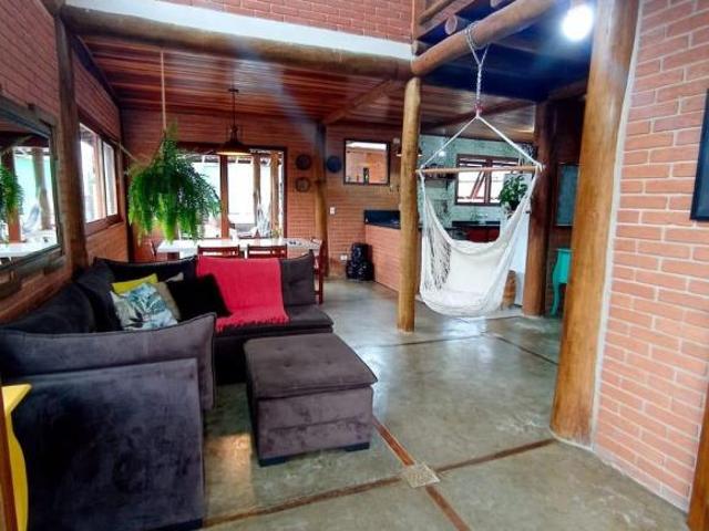 Linda casa com 04 dormitórios, 01 suíte, 04 vaga de garagem !