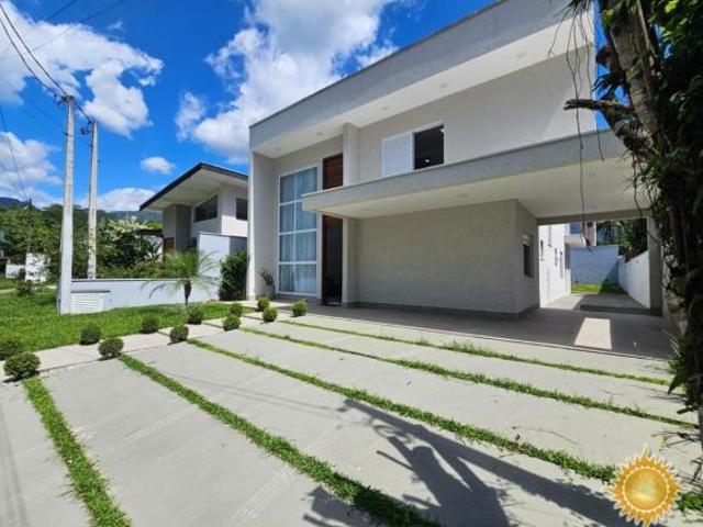Linda casa com 04 suítes, amplo jardim com piscina e espaço gourmet !