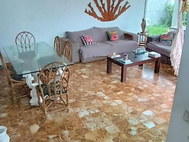 Linda casa com 05 dorms, sendo 4 suítes, com piscina a 90 mts. da praia !