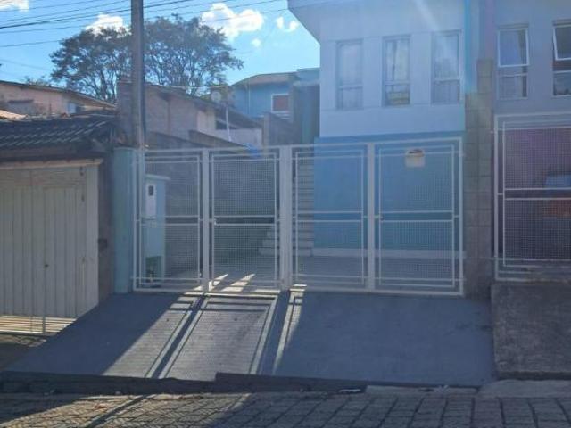 Linda casa com 2 dormitórios, 2 vagas de garagem e quintal