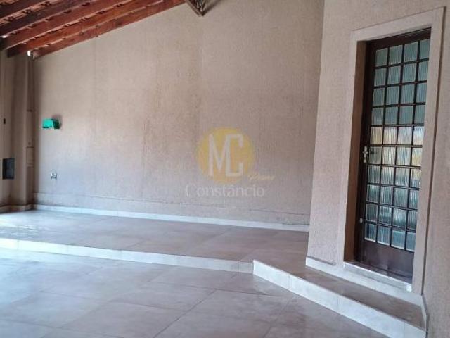 LINDA CASA COM 2 QUARTOS, SUITE, 3 VAGAS GARAGEM E PISCINA SANTA JULIA