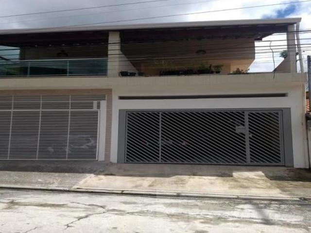 Linda casa com 3 dorm. e 2 suítes