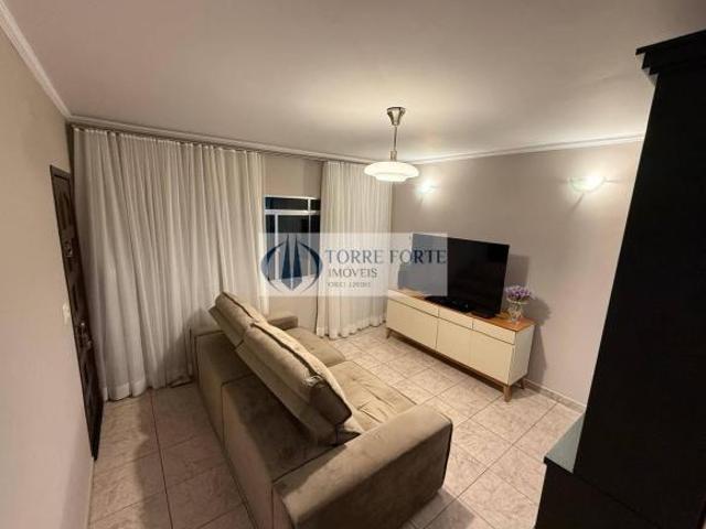 Linda casa com 3 dormitórios e 2 vagas em Vila Serralheiro
