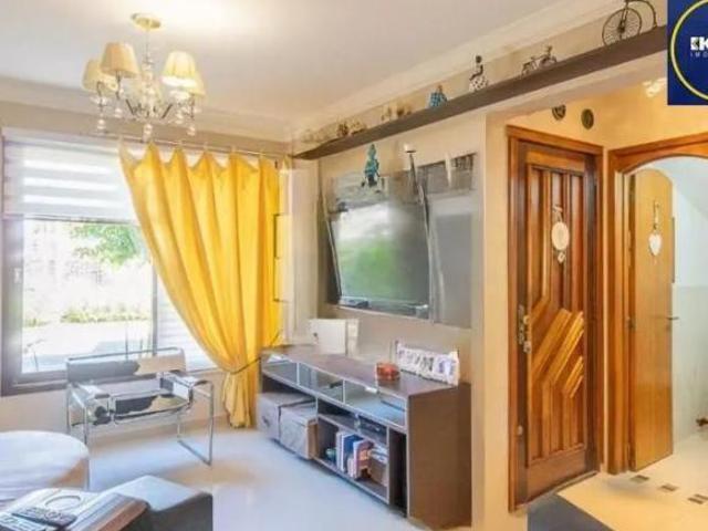Linda casa com 3 dormitórios, sendo 1 Suíte, Sala Ampla no Condomínio de Ótima L