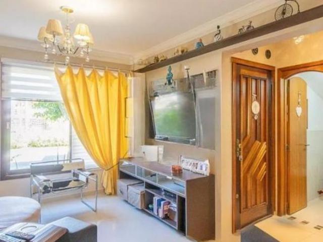 Linda casa com 3 dormitórios, sendo 1 Suíte, Sala Ampla no Condomínio de Ótima Localização