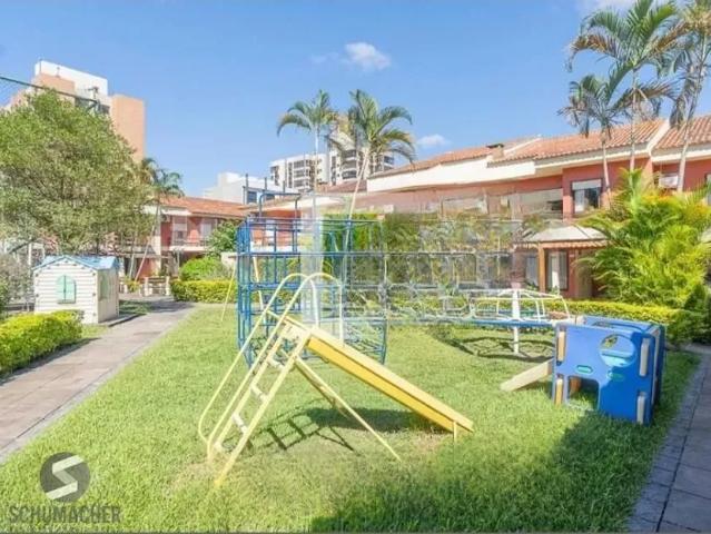 Linda casa com 3 dormitórios, sendo 1 Suíte, Sala Ampla no Condomínio de Ótima Localização