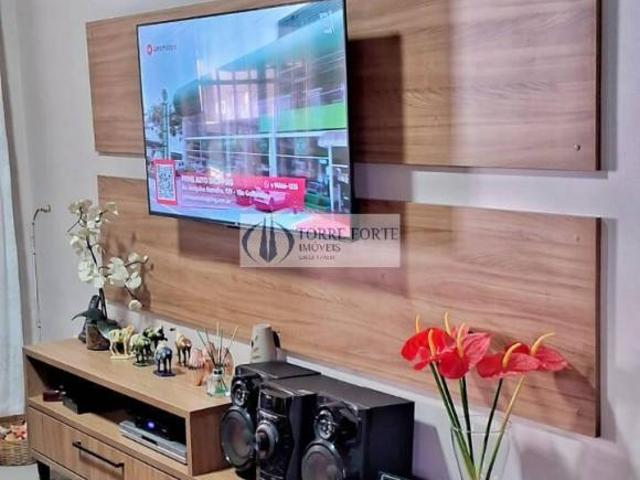 Linda casa com 3 dormitórios, varanda e 2 vagas em Sítio Morro Grande