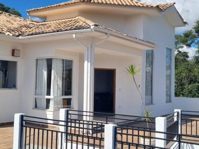 Linda casa com 3 quartos no Vale dos Pinheiros!