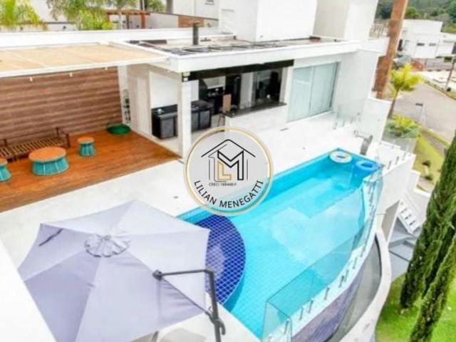 Linda Casa com 3 suítes. 651metros. Piscina com cascata, academia e ampla área gourmet. Condomínio r