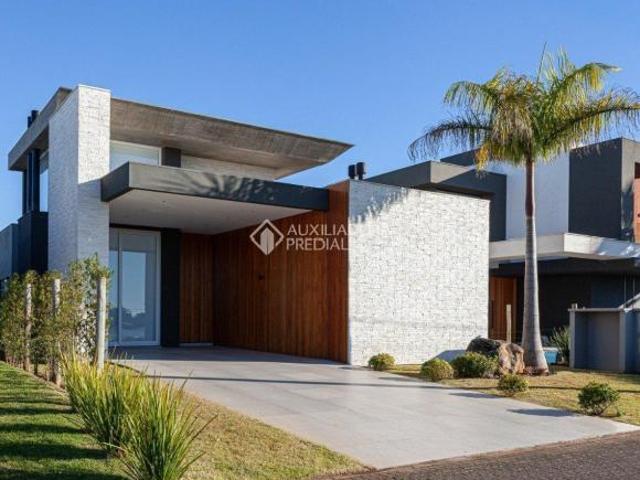 Linda casa com 3 suítes e amplo living com pé direito duplo no Reserva das águas em Torres