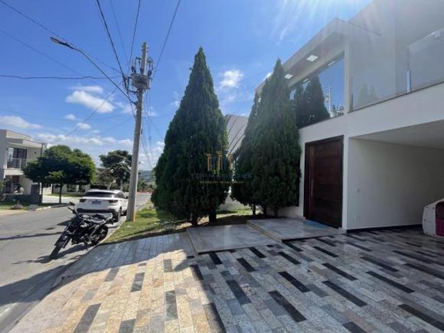Linda casa com 3 suítes em Condomínio Vespasiano