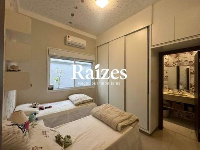 Linda casa com 3 suítes no Versailles