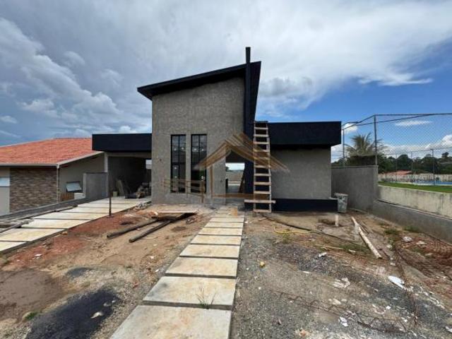 Linda casa com 3 suítes no Ninho Verde 1, fase final de construção, disponível para venda