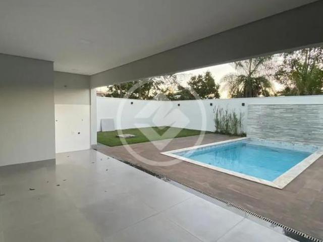 linda casa, com 3 suítes, piscina, e muito bem localizada em Chapada dos Guimarães