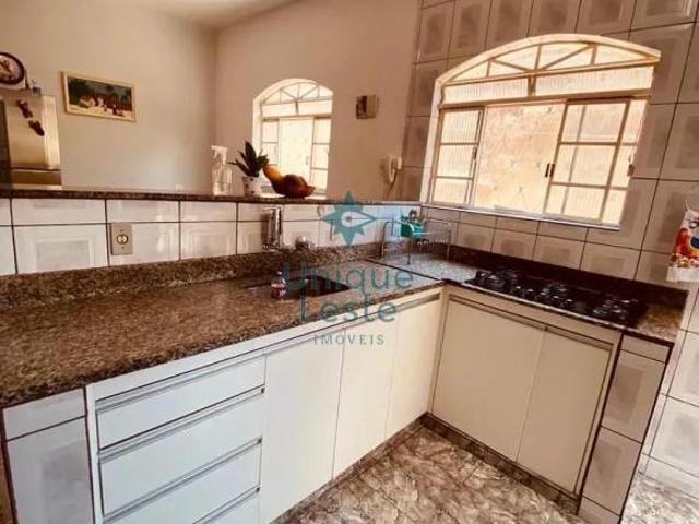 Linda casa com 3 vagas e 4 quartos no Vitoria