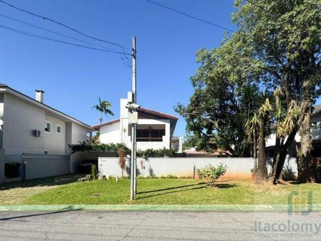 Linda casa com terreno amplo