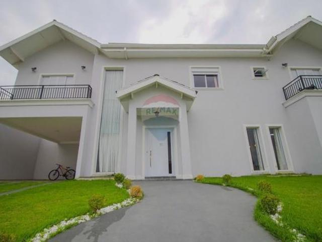 LINDA CASA COM TRÊS SUÍTES À VENDA NO GRAN VILLE