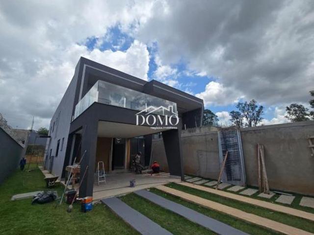 LINDA CASA COM ACABAMENTO DE ALTO PADRÃO
