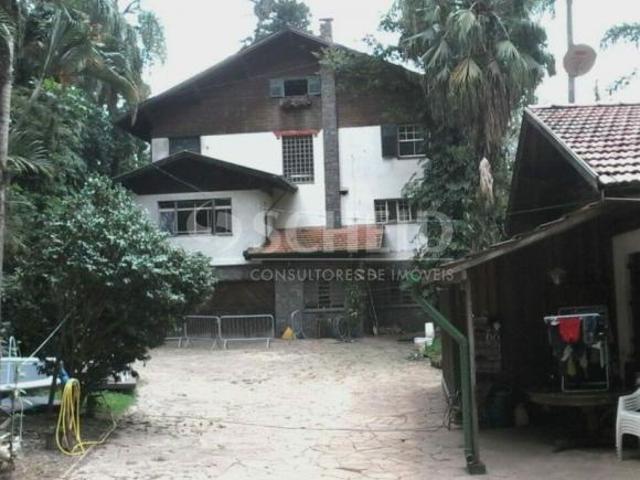 Linda casa com acesso e vista para a represa do Guarapiranga