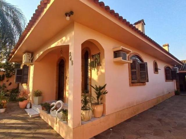 Linda casa com amplo pátio e localizada no bairro em Camobi