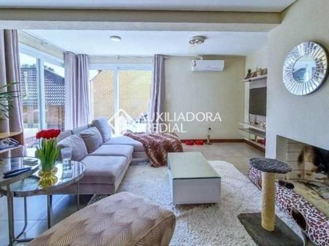 Linda casa com amplo pátio privativo