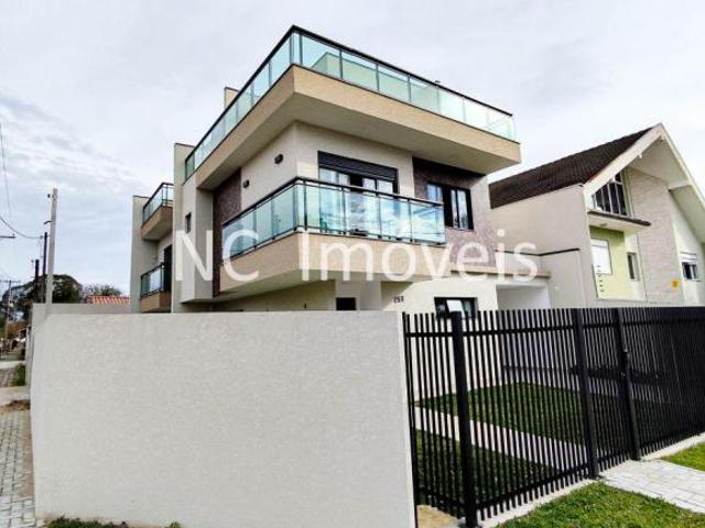 Linda casa com amplo quintal e terraço!