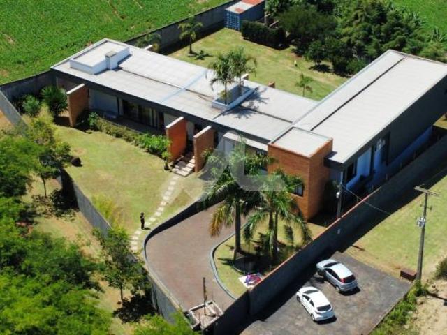 Linda casa com área construída de 500 m e terreno com 5.000 m. 3 suítes todas com Ar Condicionado