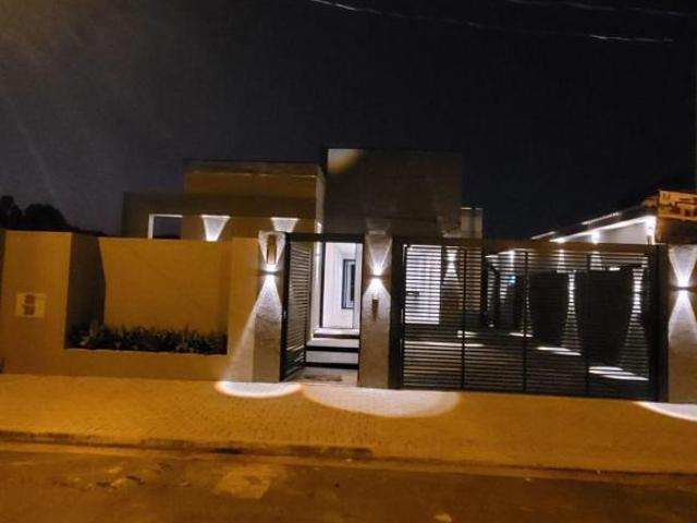 Linda casa com área de azer a venda em loteamento fechado com portaria 24 horas em Atibaia SP
