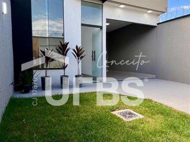 Linda casa com área total de 150m², sendo 111m² de área construída, projetada para oferecer conforto