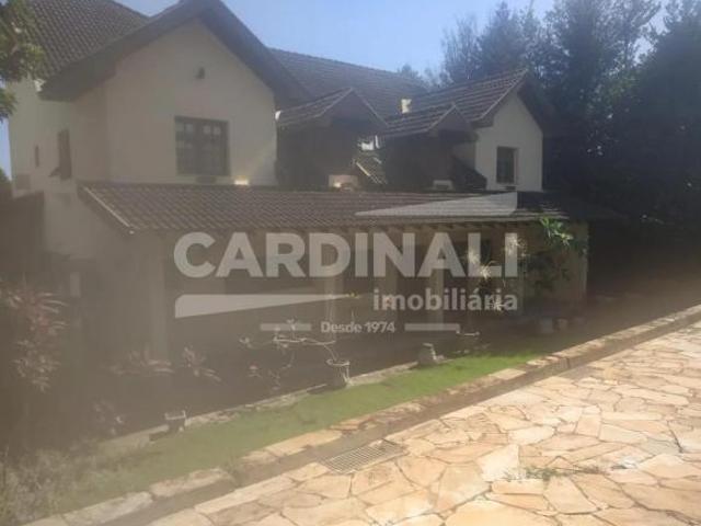Linda casa com arquitetura única e muito bem localizada