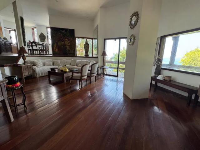 Linda casa com cinco suítes e vista espetacular