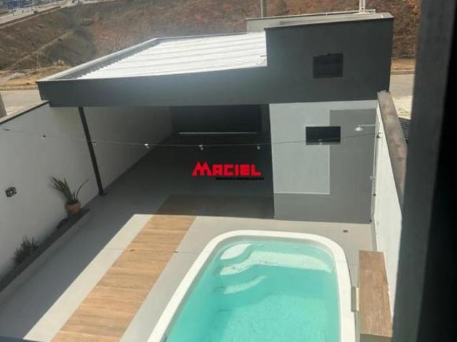 Linda casa com design moderno, forro de gesso rebaixado e espaços amplos. Ideal para quem busca conf