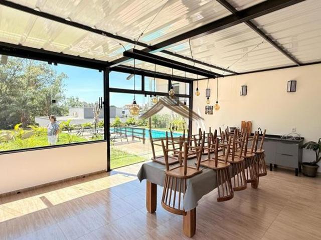 Linda casa com dois lotes no Ninho Verde 1, contendo 3 suítes, totalmente mobiliada
