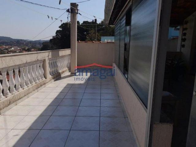 Linda casa com edícula região central de Santa Branca